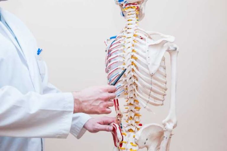 O que causa uma dor torácica? - ITC Vertebral