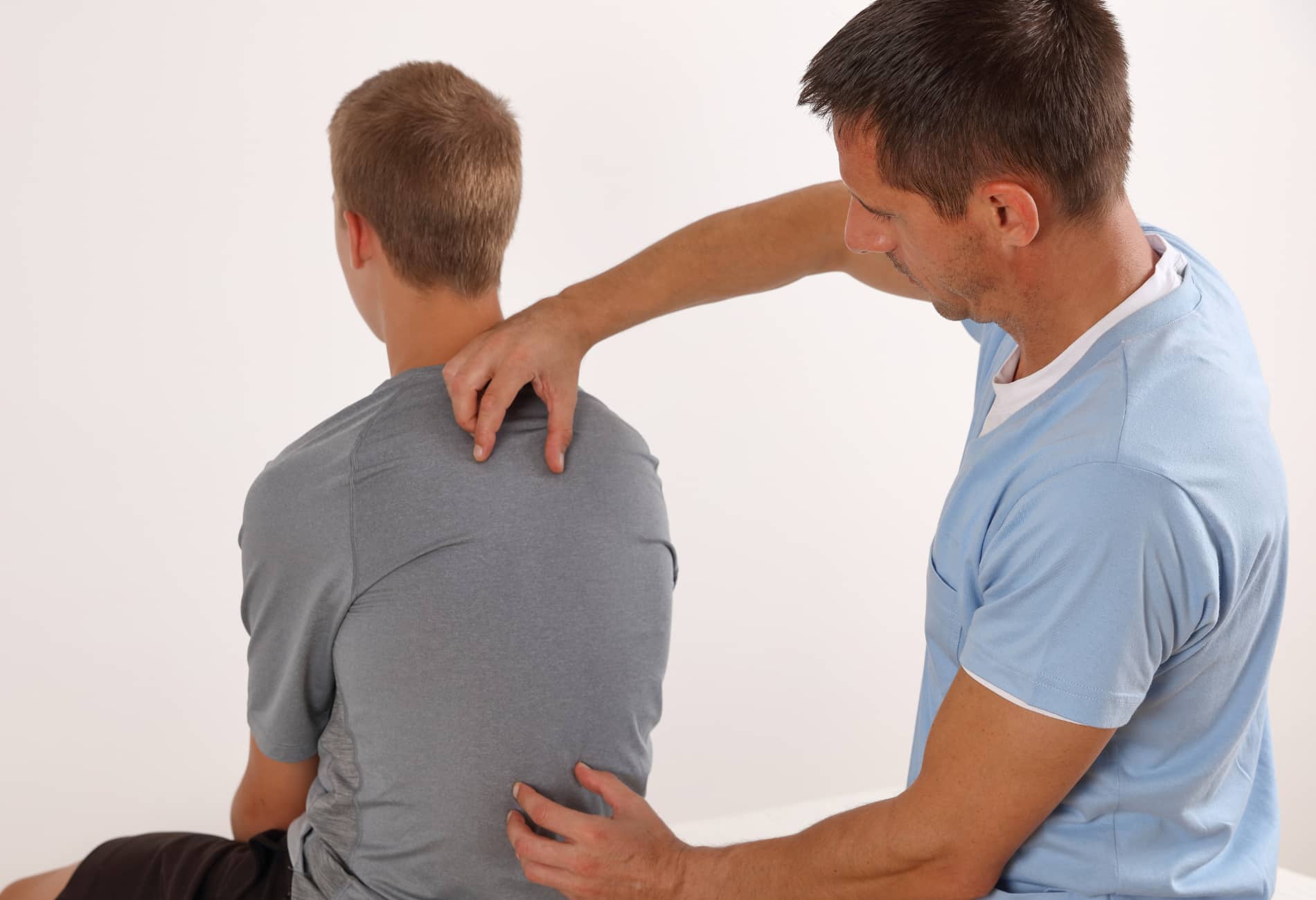 Corcunda no pescoço: causas e como resolver - ITC Vertebral