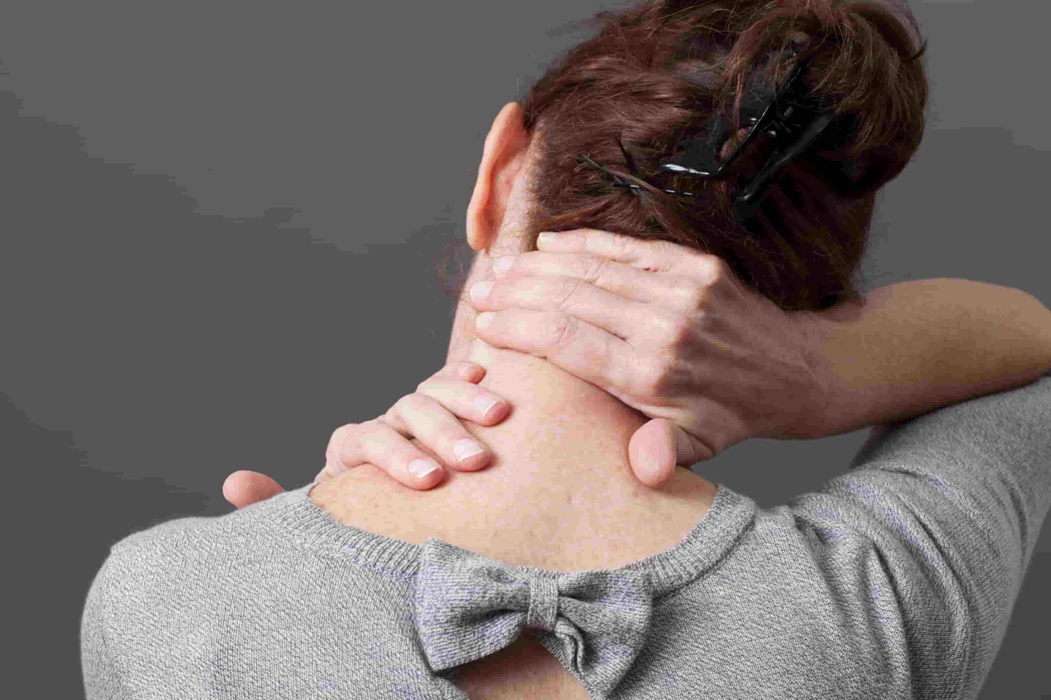Síndrome da tensão cervical: causas, sintomas, prevenção e tratamento ...