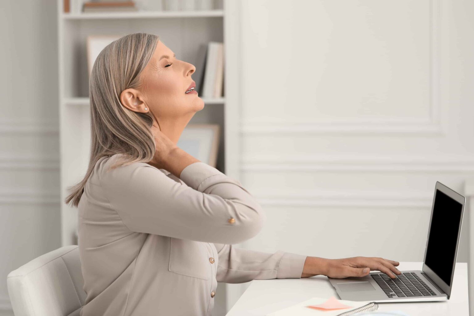 Síndrome da tensão cervical: causas, sintomas, prevenção e tratamento ...