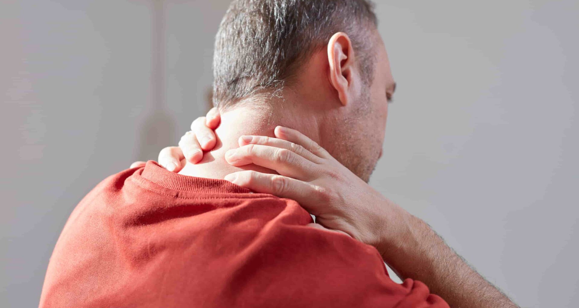 Por que a pessoa fica Corcunda? - ITC Vertebral