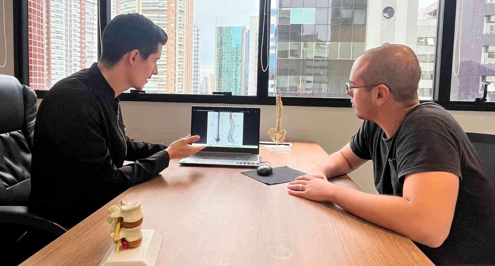 Como aliviar a dor de cabeça atrás da nuca? - ITC Vertebral