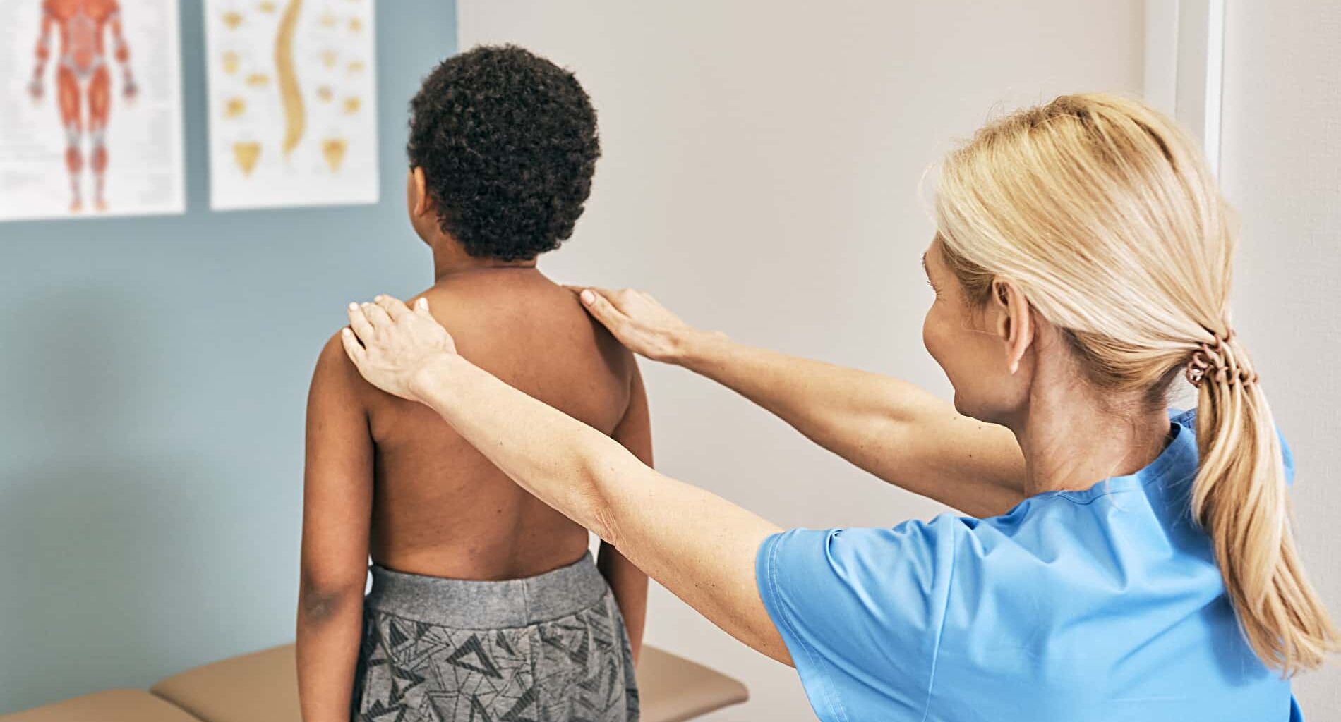 Como fazer teste de Adams para escoliose? - ITC Vertebral